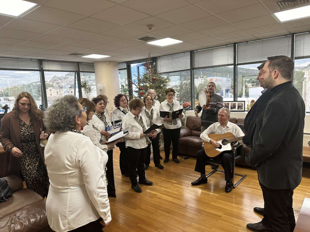 Τα ΚΑΠΗ του Δήμου έψαλαν τα Κάλαντα στον Δήμαρχο Γιάννη Γκίκα – Δήμος ...