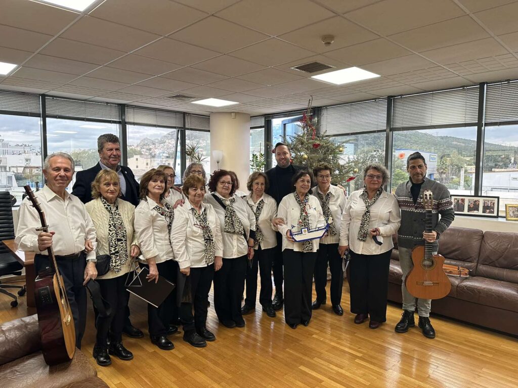 Τα ΚΑΠΗ του Δήμου έψαλαν τα Κάλαντα στον Δήμαρχο Γιάννη Γκίκα – Δήμος ...